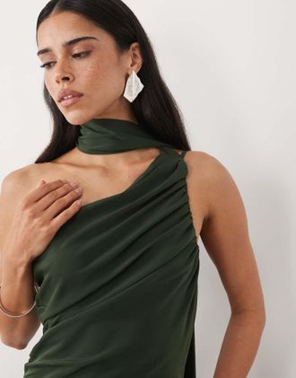 Pretty Lavish Porto robe longue asym&eacute;trique &agrave; col foulard en satin mat vert fonc&eacute;
