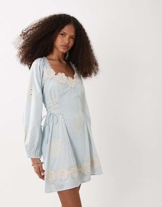 River Island Minikleid in Hellblau mit G&auml;nsebl&uuml;mchen-Design und Lochmuster