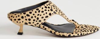 Topshop Nancy - Sandales en cuir v&eacute;ritable effet poulain avec talon mi-haut et entre-doigt - Caramel &agrave; imprim&eacute; dalmatien-Neutre