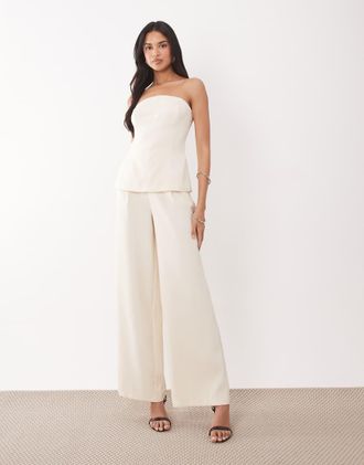 Ra-Re London - Eleganter, tr&auml;gerloser Jumpsuit in Creme mit Sch&ouml;&szlig;chendetail, seitlichem Schlitz und weitem Bein-Wei&szlig;