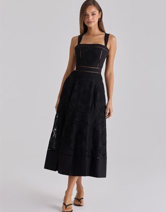 House of CB Ava - Midikleid aus Baumwolle in Schwarz mit platzierter Lochstickerei