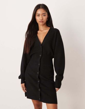 Gina Tricot Gina Tricot - Robe boutonn&eacute;e courte en maille avec col V et longues manches cloche - Noir