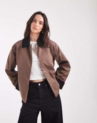 Pieces trench-coat court avec d&eacute;tail de col en velours c&ocirc;tel&eacute; marron