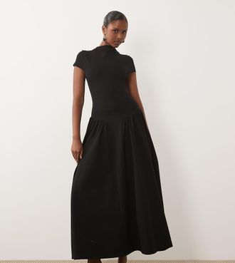 KAIIA exclusivit&eacute; robe longue noire &agrave; col montant, manches courtes, coupe ajust&eacute;e et &eacute;vas&eacute;e, d&eacute;tail basque et taille basse