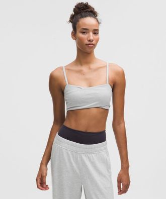 lululemon Softy Suedey Wrap-Front Bra Light Support, B/C Cup f&uuml;r Frauen - Gr&ouml;&szlig;e 2XS in Crescent Moon/White