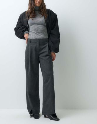 Asos schmal geschnittene Barrel-Hose mit niedrigem Bund in anthrazit gestreift-Grau