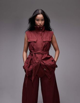 Mango Capsule - Ärmelloses Longline-Hemd in Dunkelrot mit Crush-Struktur