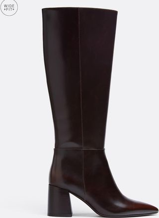 Stradivarius Wide Fit braune Stiefel mit Absatz und hohem Schaft in Braun