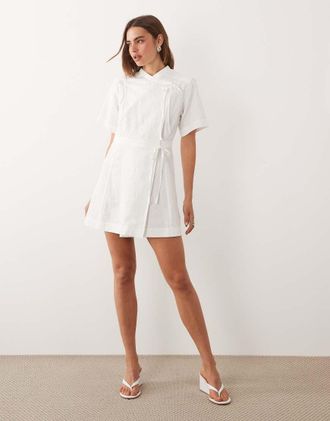 Ghospell Robe portefeuille courte en jacquard avec manches courtes et d&eacute;tail noeud - Blanc