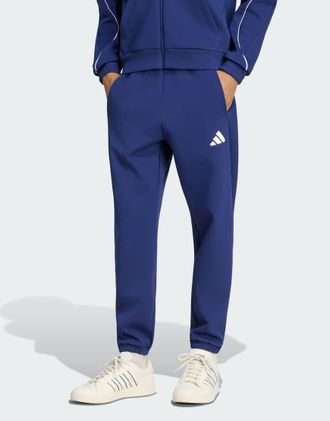 adidas Stadium Hose mit kleinem Logo in Dunkelblau
