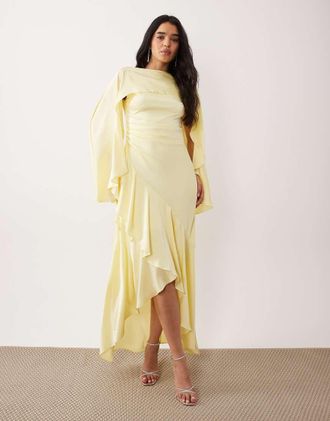 Tfnc Linvit&eacute;e - Robe longue en satin avec haut effet cape et jupe portefeuille - Jaune beurre