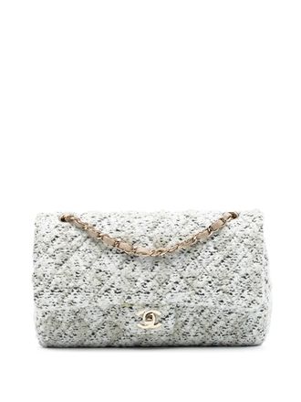Chanel sac port&eacute; &eacute;paule Classic Double Flap &agrave; rabat en tweed format moyen (2016-2017) - Blanc