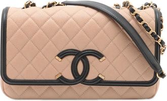 Chanel 2017-2018 mittelgro&szlig;e CC Filigree Flap Umh&auml;ngetasche aus Kaviarleder - Braun