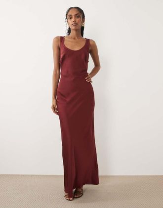 Pretty Lavish Breya - Maxi-Tr&auml;gerkleid aus Satin in Burgunderrot mit U-Ausschnitt