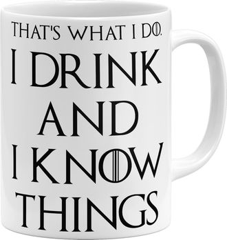 OM3 I Drink and I Know Things Kaffee-Tasse mit Spruch - Statement - Film Zitat - Keramik Becher - 325ml - Beidseitig Bedruckt - Weiss