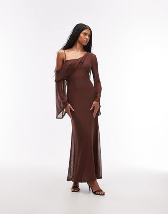 Asos Robe longue en tulle avec encolure rabattue et &eacute;paule tombante - Ch&acirc;taigne-Brown