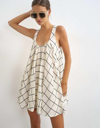 Topshop robe d&eacute;t&eacute; courte pliss&eacute;e &agrave; ourlet ample &agrave; carreaux monochromes-Blanc