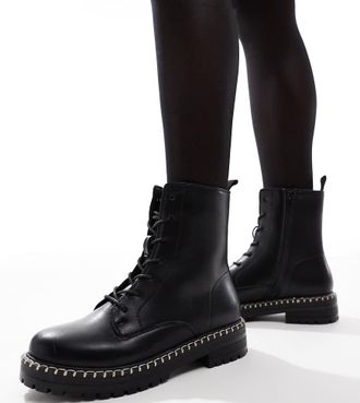 Yours Clothing Schwarze Bikerstiefel mit Schn&uuml;rung und Nahtdetail