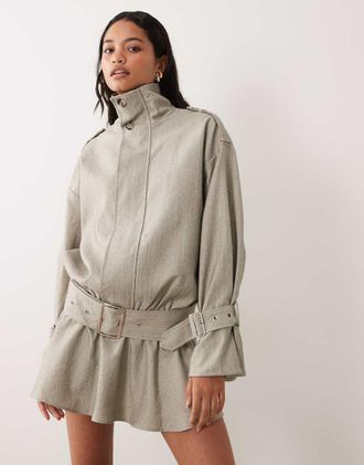 Asos Robe courte bouffante &agrave; fermeture &eacute;clair, manches blousantes et col chemin&eacute;e - Rayures grises-multicolore