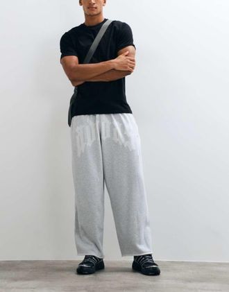 adidas Originals Jogginghose mit weitem Bein und Grafikprint in Grau