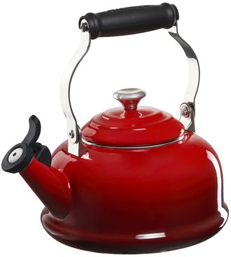 LE CREUSET Le Creuset Pfeifender Teekessel mit Metall-Finish, Emaille auf Stahl, 1,7 qt, Kirschrot