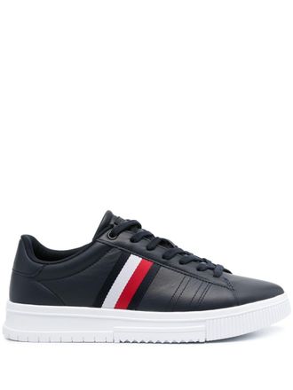 Tommy Hilfiger baskets lac&eacute;es &agrave; d&eacute;tails ray&eacute;s - Bleu