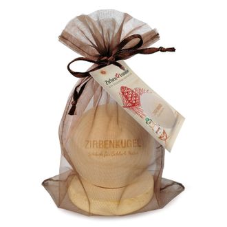 Zirben Familie bekannt aus dem Fachhandel & der Hotellerie 70 mm ZirbenKugel mit Gravur mit praktischem Ablageteller hergestellt aus ZirbenHolz