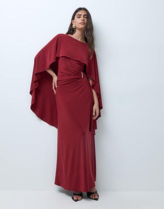 Forever New Maxi-Kleid mit Chiffon-Cape-Overlay und Metall-Details in Burgunderrot