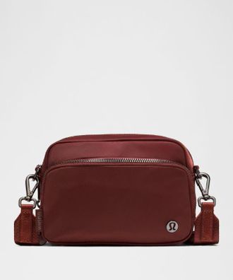 lululemon Everywhere Crossbody-Tasche 2 l Metallbeschl&auml;ge - Gr&ouml;&szlig;e 2 l in Rockwood/Gunmetal