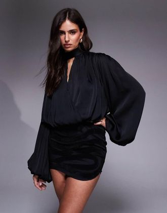 Asos Robe blousante courte &agrave; manches longues avec jupe structur&eacute;e et d&eacute;collet&eacute; plongeant - Noir