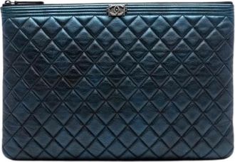 Chanel Sac pochette matelass&eacute; en cuir dagneau m&eacute;tallis&eacute; Pre-owned - Femme - Pre-owned - Bleu - Taille: ONE Size