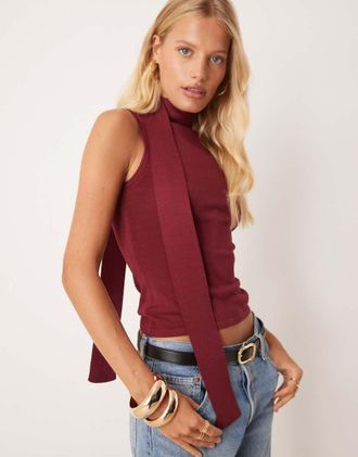 Pretty Lavish Top sans manches en maille avec encolure montante avec foulard - Bordeaux-Rouge