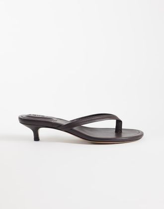 Arket Tongs &agrave; petit talon en cuir v&eacute;ritable - Marron fonc&eacute;