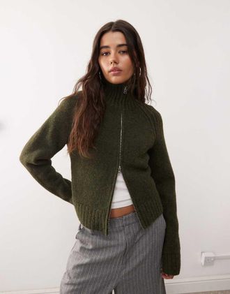 Weekday Strickjacke aus flauschigem Wollmix in Dunkelgr&uuml;n meliert mit Rei&szlig;verschluss