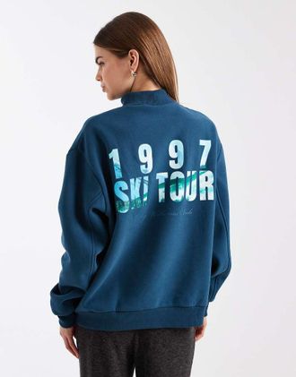Cotton On Weiches Sweatshirt in Tidal-Blaugr&uuml;n mit Stehkragen und Skitour-Grafik