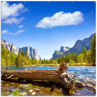 Wallario XXL Outdoor-Poster für Garten oder Balkon Baumstamm im Fluss zwischen Bergen und Wäldern, Motivbanner Größe: ca. 200 x 200 cm, Outdoor-Bild