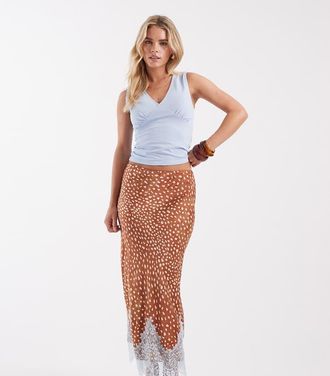 Never Fully Dressed Petite - Maeva - Mini-jupe en satin &agrave; imprim&eacute; daim et ourlet en dentelle - Marron