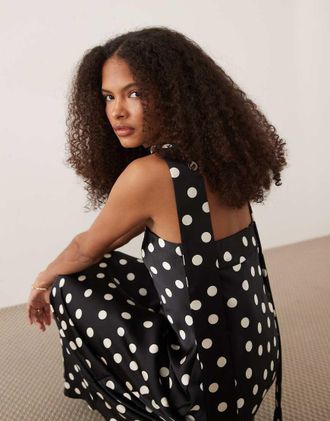 Mango Robe longue en satin &agrave; pois avec &eacute;paules d&eacute;nud&eacute;es et d&eacute;tail foulard-noir