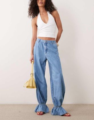 Asos Jeans in Bleach-Waschung mit Ballon-Schnitt und Paperbag-Taille-Blau