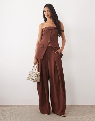 Asos Pantalon bouffant ajust&eacute; et fluide avec plis profonds - Marron