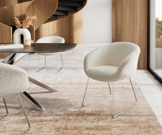 DELIFE Esszimmerstuhl Vinka-Flex mit Armlehnen Bouclé Weiß Kufengestell Edelstahl Taschenfederkern, Esszimmerstühle