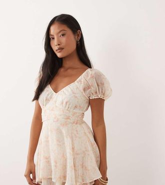Miss Selfridge Ger&uuml;schter, stufiger Mini-Playsuit aus rosa Chiffon mit Print-Mehrfarbig