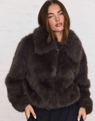Aria Cove kurze Jacke mit Oversize-Kragen aus Kunstpelz in Anthrazit-Grau