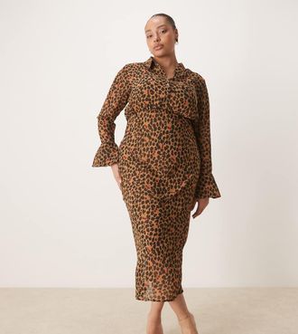 Never Fully Dressed Plus Never Fully Dressed Curve - Mia - Midaxi-Hemdblusenkleid mit Kirsch- und Leopardenmuster-Bunt