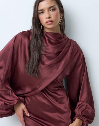Asos robe longue asym&eacute;trique en satin &agrave; manches blouson couleur bordeaux-Rouge