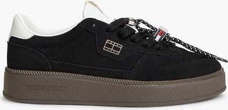Tommy Jeans Greenwich Sneaker aus Wildleder mit Logo-Anh&auml;nger in Schwarz