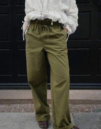 NA-KD x Charlotte Olivia Hose mit umgeschlagenem Bunddetail in Khakigr&uuml;n