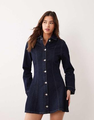Miss Selfridge Tailliertes Mini-Jeanskleid in Indigoblau mit Knopfleiste