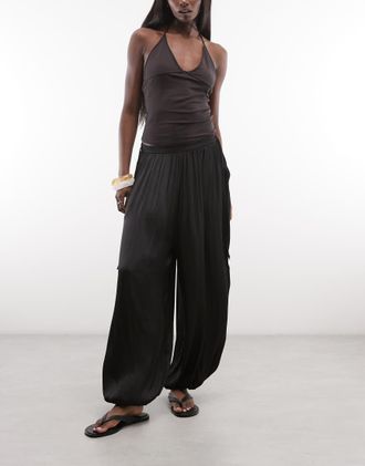 AllSaints Eshe - Ballonhose in Schwarz mit Bundfalten und Bindedetail