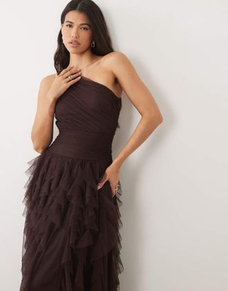 Lace & Beads robe longue de demoiselle dhonneur asym&eacute;trique &agrave; volant cascade en chocolat-Marron